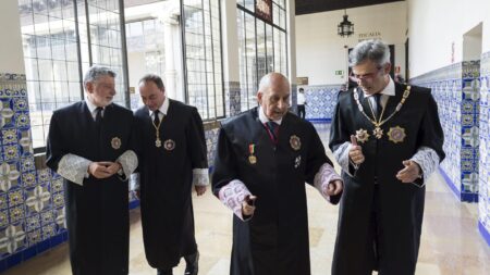 La vestimenta de un juez: tradición y autorización judicial - La ...